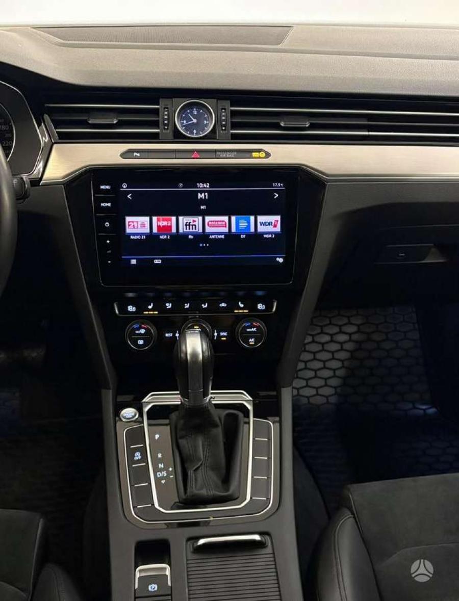 Melns Volkswagen Passat 2018 Marijampole, ar dzinēja tilpumu 1.97 L un nobraukumu 219 tūkst. km par 13950 €, foto 46 vietnē AUTOMOTO.COM.LV