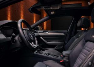 Black Volkswagen Passat 2018 in Marijampole, with an engine capacity of 1.97 L and mileage of 196 thousand km for 16577 €, photo 10 on AUTOMOTO.COM.LV