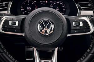 Black Volkswagen Passat 2018 in Marijampole, with an engine capacity of 1.97 L and mileage of 196 thousand km for 16577 €, photo 14 on AUTOMOTO.COM.LV
