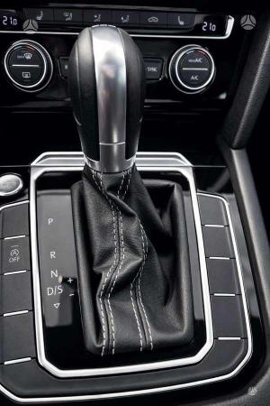 Black Volkswagen Passat 2018 in Marijampole, with an engine capacity of 1.97 L and mileage of 196 thousand km for 16577 €, photo 20 on AUTOMOTO.COM.LV
