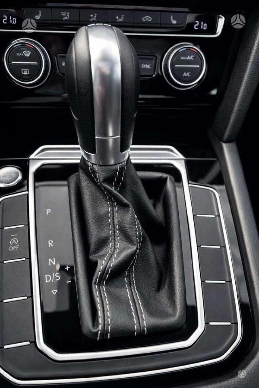 Black Volkswagen Passat 2018 in Marijampole, with an engine capacity of 1.97 L and mileage of 196 thousand km for 16577 €, photo 20 on AUTOMOTO.COM.LV