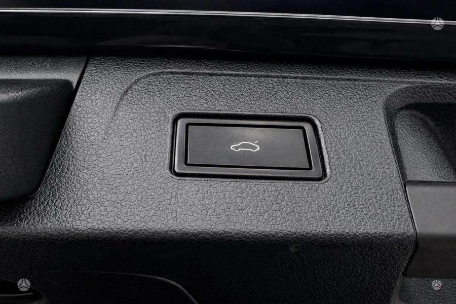 Black Volkswagen Passat 2018 in Marijampole, with an engine capacity of 1.97 L and mileage of 196 thousand km for 16577 €, photo 30 on AUTOMOTO.COM.LV