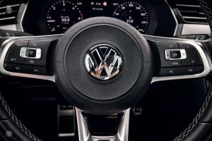Black Volkswagen Passat 2018 in Marijampole, with an engine capacity of 1.97 L and mileage of 196 thousand km for 16577 €, photo 14 on AUTOMOTO.COM.LV