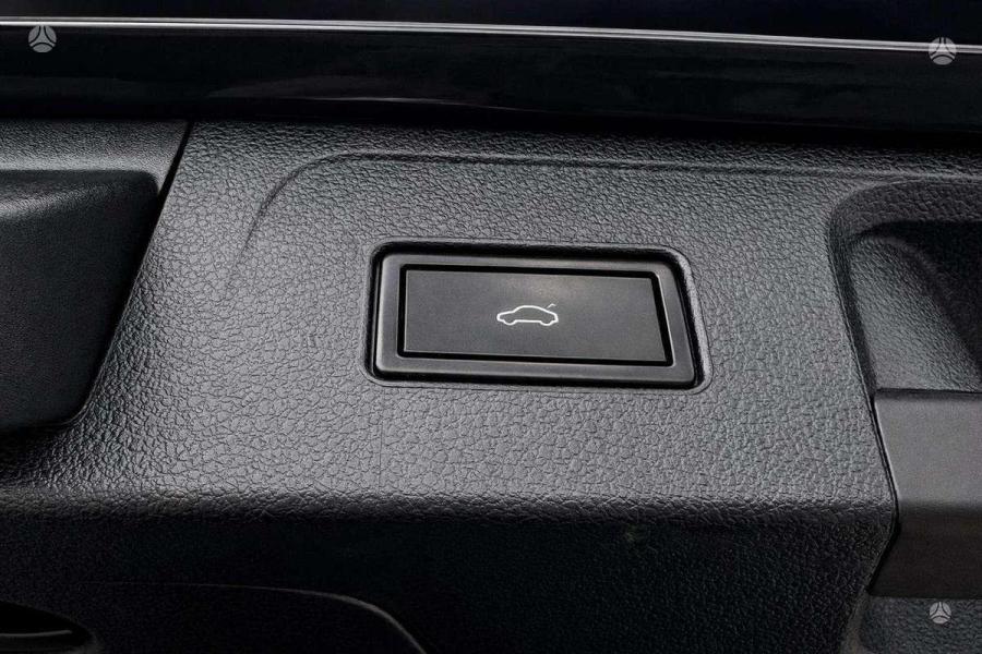 Black Volkswagen Passat 2018 in Marijampole, with an engine capacity of 1.97 L and mileage of 196 thousand km for 16577 €, photo 30 on AUTOMOTO.COM.LV
