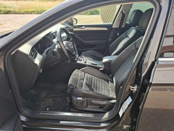 Volkswagen Passat 2018 in Panevezys on AUTOMOTO.COM.LV Black Volkswagen Passat 2018 in Panevezys, with an engine capacity of 2.00 L and mileage of 214 thousand km for 12500 €, photo 10 on AUTOMOTO.COM.LV