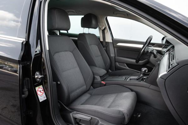 Black Volkswagen Passat 2018 in Riga, with an engine capacity of 2.00 L and mileage of 241 thousand km for 9850 €, photo 7 on AUTOMOTO.COM.LV