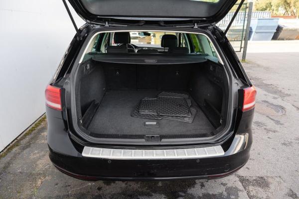 Black Volkswagen Passat 2018 in Riga, with an engine capacity of 2.00 L and mileage of 241 thousand km for 9850 €, photo 10 on AUTOMOTO.COM.LV