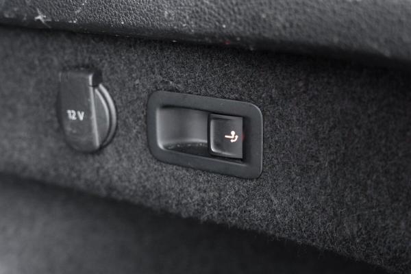 Black Volkswagen Passat 2018 in Riga, with an engine capacity of 2.00 L and mileage of 241 thousand km for 9850 €, photo 11 on AUTOMOTO.COM.LV