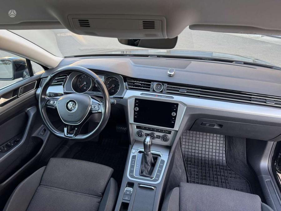 Black Volkswagen Passat 2019 in Vilnius, with an engine capacity of 1.50 L and mileage of 156 thousand km for 15600 €, photo 6 on AUTOMOTO.COM.LV