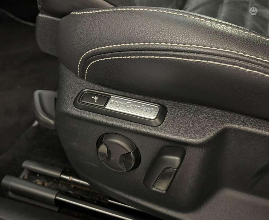 Black Volkswagen Passat 2019 in Marijampole, with an engine capacity of 1.97 L and mileage of 175 thousand km for 16850 €, photo 19 on AUTOMOTO.COM.LV