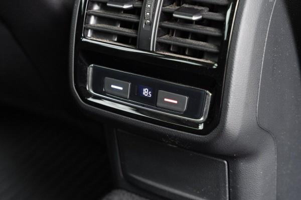 Volkswagen Passat 2019 Rīga vietnē Melns Volkswagen Passat 2019 Rīga, ar dzinēja tilpumu 2.00 L un nobraukumu 221 tūkst. km par 13950 €, foto 8 vietnē AUTOMOTO.COM.LV