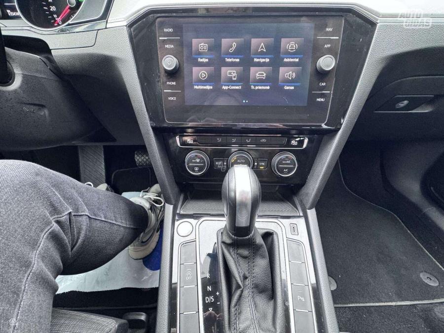 Black Volkswagen Passat 2020 in Vilnius, with an engine capacity of 1.60 L and mileage of 115 thousand km for 15950 €, photo 15 on AUTOMOTO.COM.LV