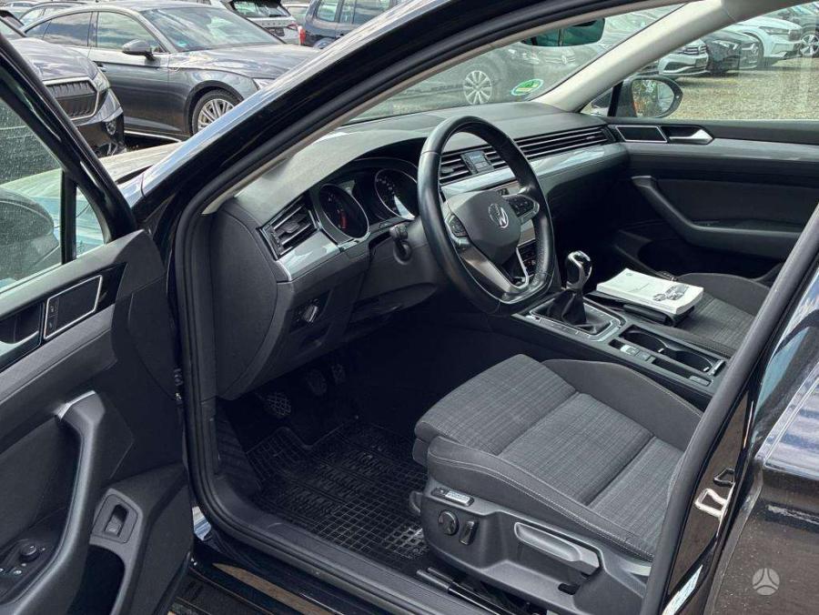 Black Volkswagen Passat 2020 in Vilnius, with an engine capacity of 1.97 L and mileage of 123 thousand km for 14900 €, photo 4 on AUTOMOTO.COM.LV