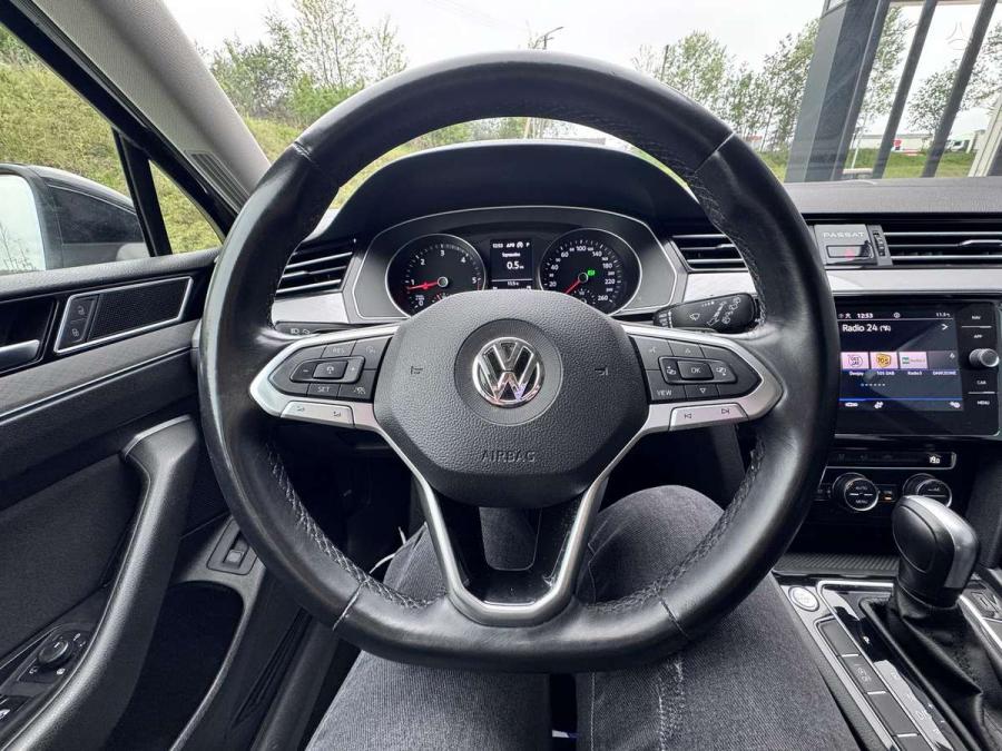 Black Volkswagen Passat 2020 in Vilnius, with an engine capacity of 1.60 L and mileage of 115 thousand km for 14950 €, photo 13 on AUTOMOTO.COM.LV