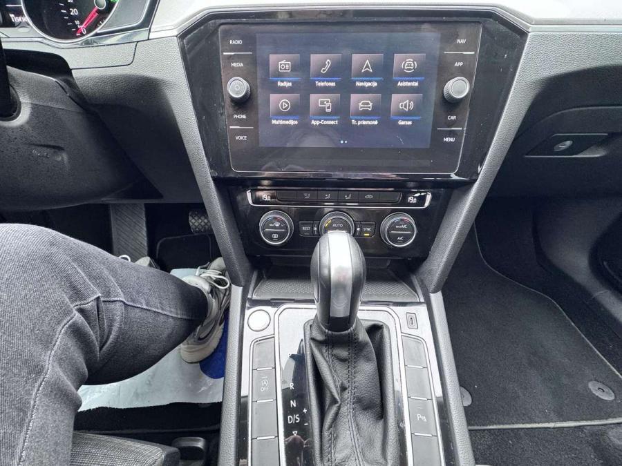 Black Volkswagen Passat 2020 in Vilnius, with an engine capacity of 1.60 L and mileage of 115 thousand km for 14950 €, photo 15 on AUTOMOTO.COM.LV