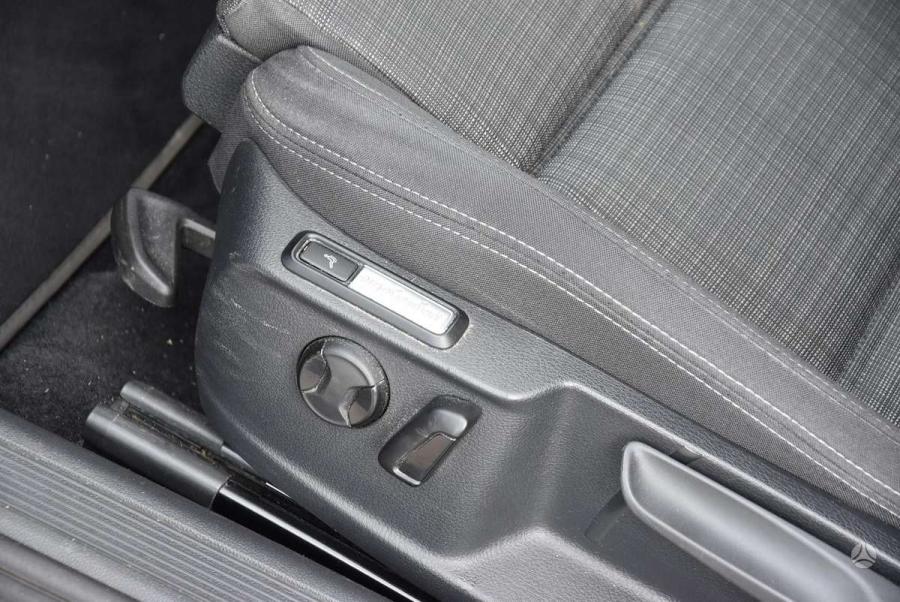 Black Volkswagen Passat 2020 in Vilnius, with an engine capacity of 1.97 L and mileage of 319 thousand km for 11500 €, photo 11 on AUTOMOTO.COM.LV