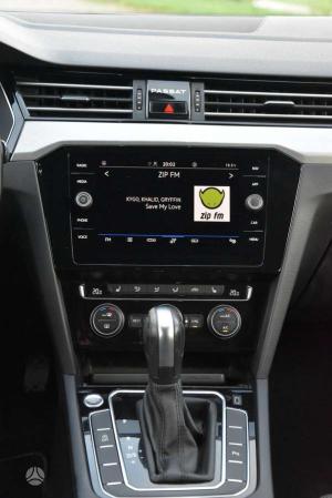 Black Volkswagen Passat 2020 in Vilnius, with an engine capacity of 1.97 L and mileage of 319 thousand km for 11500 €, photo 21 on AUTOMOTO.COM.LV