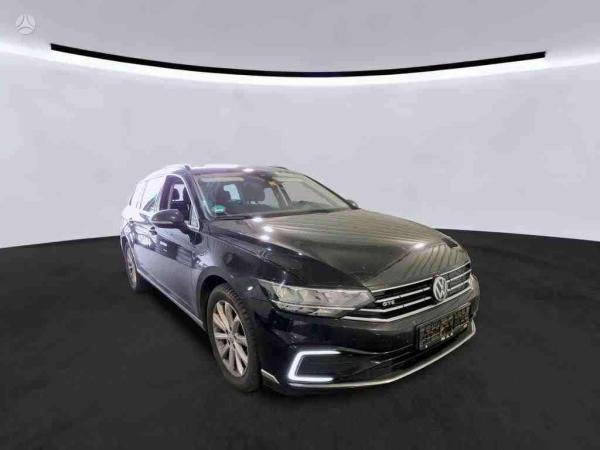 Black Volkswagen Passat 2021 in Vilnius, with an engine capacity of 1.40 L and mileage of 176 thousand km for 14899 €, photo 3 on AUTOMOTO.COM.LV