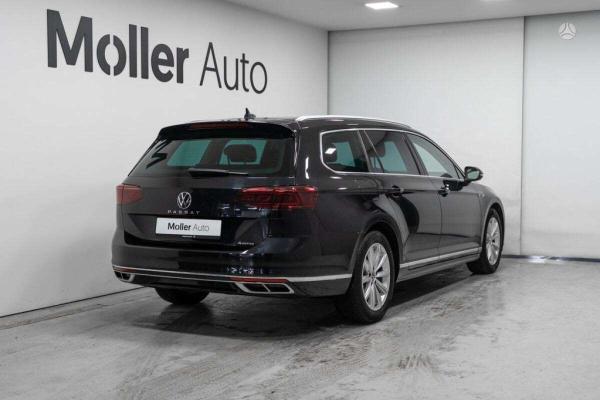 Black Volkswagen Passat 2021 in Vilnius, with an engine capacity of 2.00 L and mileage of 142 thousand km for 25500 €, photo 3 on AUTOMOTO.COM.LV