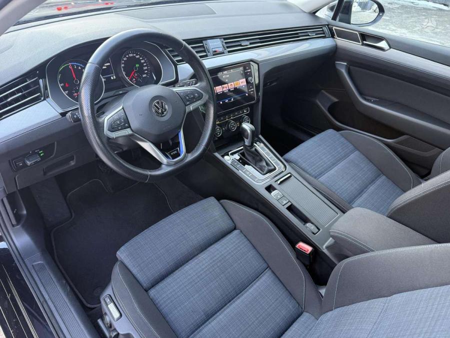 Black Volkswagen Passat 2021 in Vilnius, with an engine capacity of 1.40 L and mileage of 175 thousand km for 14999 €, photo 15 on AUTOMOTO.COM.LV