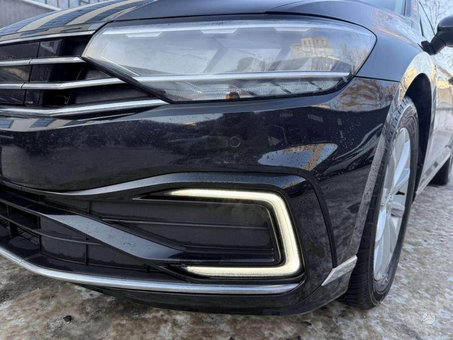 Black Volkswagen Passat 2021 in Vilnius, with an engine capacity of 1.40 L and mileage of 175 thousand km for 14999 €, photo 19 on AUTOMOTO.COM.LV