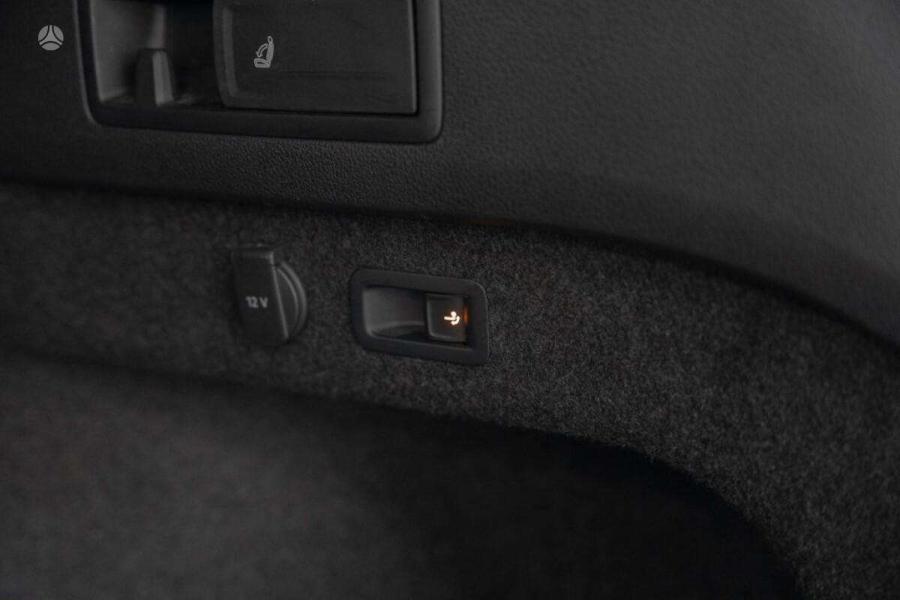 Black Volkswagen Passat 2021 in Vilnius, with an engine capacity of 1.40 L and mileage of 146 thousand km for 18900 €, photo 21 on AUTOMOTO.COM.LV