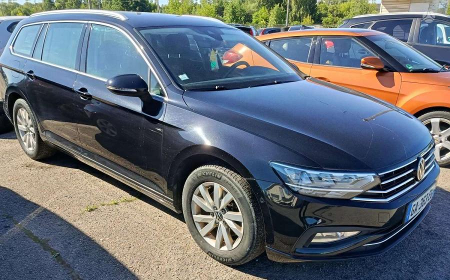 Black Volkswagen Passat 2021 in Panevezys, with an engine capacity of 1.97 L and mileage of 350 thousand km for 10527 €, photo 3 on AUTOMOTO.COM.LV