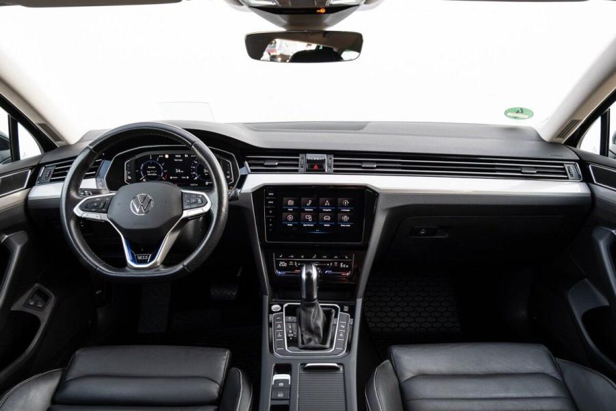 Black Volkswagen Passat 2021 in Riga, with an engine capacity of 1.40 L and mileage of 92 thousand km for 23500 €, photo 11 on AUTOMOTO.COM.LV