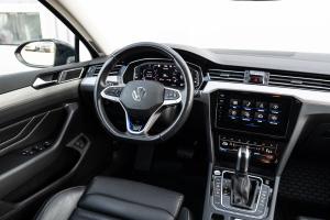 Black Volkswagen Passat 2021 in Riga, with an engine capacity of 1.40 L and mileage of 92 thousand km for 23500 €, photo 12 on AUTOMOTO.COM.LV