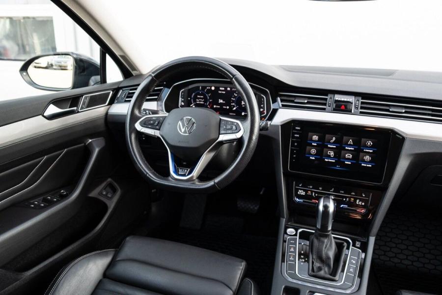 Black Volkswagen Passat 2021 in Riga, with an engine capacity of 1.40 L and mileage of 92 thousand km for 23500 €, photo 12 on AUTOMOTO.COM.LV