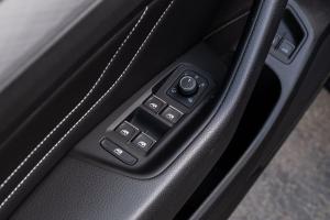 Black Volkswagen Passat 2021 in Riga, with an engine capacity of 1.40 L and mileage of 92 thousand km for 23500 €, photo 13 on AUTOMOTO.COM.LV