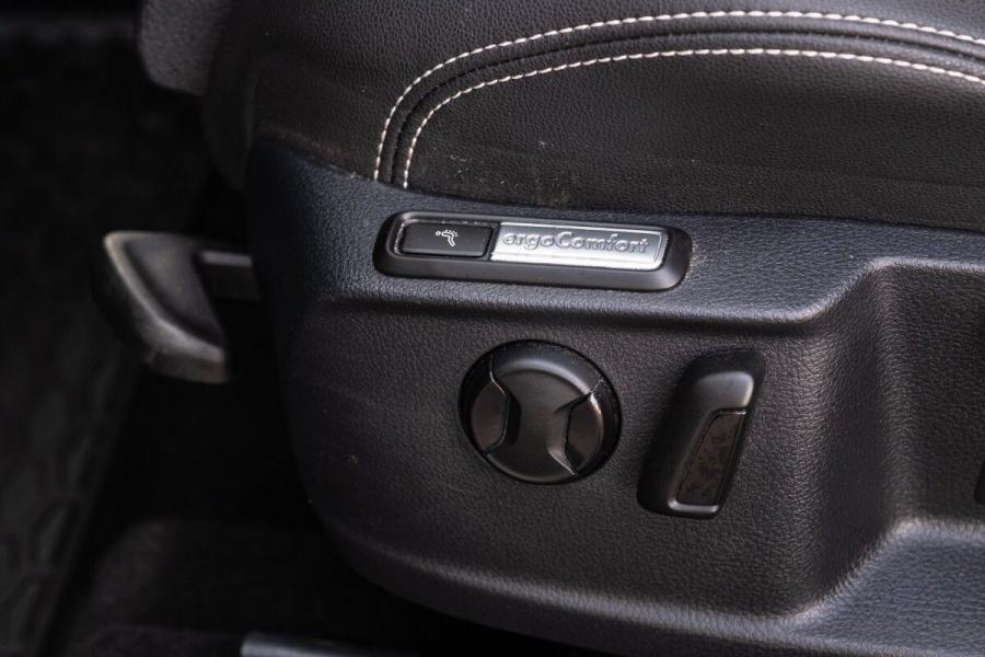 Black Volkswagen Passat 2021 in Riga, with an engine capacity of 1.40 L and mileage of 92 thousand km for 23500 €, photo 15 on AUTOMOTO.COM.LV