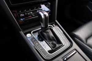 Black Volkswagen Passat 2021 in Riga, with an engine capacity of 1.40 L and mileage of 92 thousand km for 23500 €, photo 26 on AUTOMOTO.COM.LV