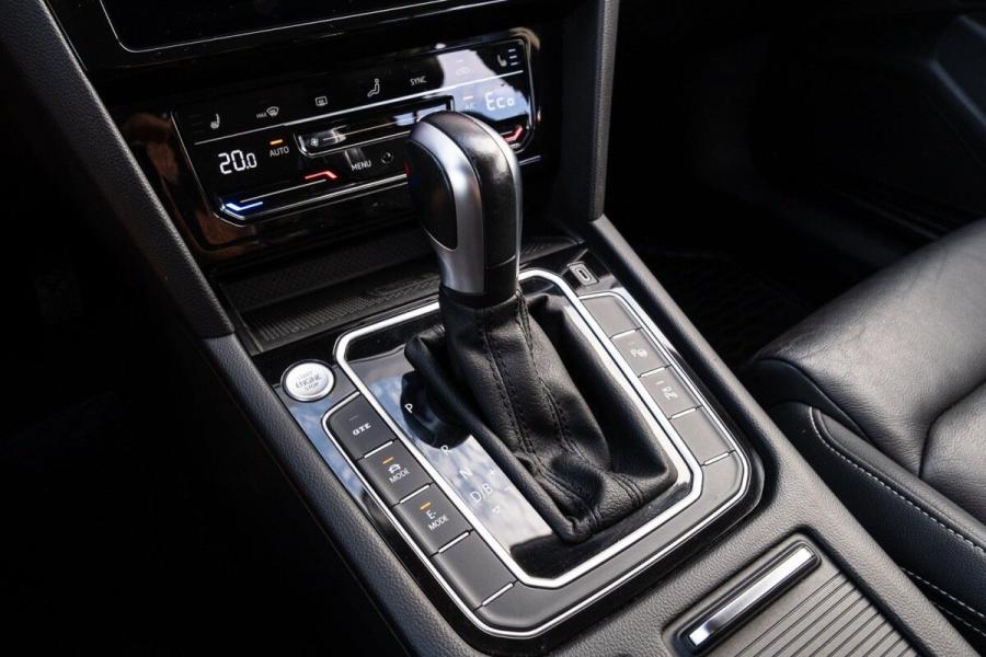 Black Volkswagen Passat 2021 in Riga, with an engine capacity of 1.40 L and mileage of 92 thousand km for 23500 €, photo 26 on AUTOMOTO.COM.LV