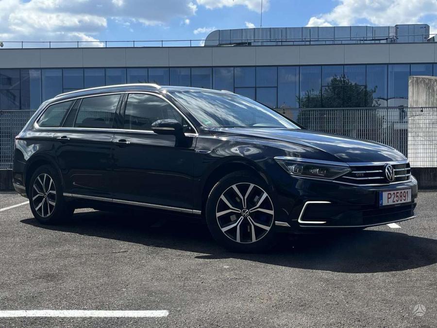 Black Volkswagen Passat 2021 in Vilnius, with an engine capacity of 1.40 L and mileage of 182 thousand km for 14907 €, photo 1 on AUTOMOTO.COM.LV