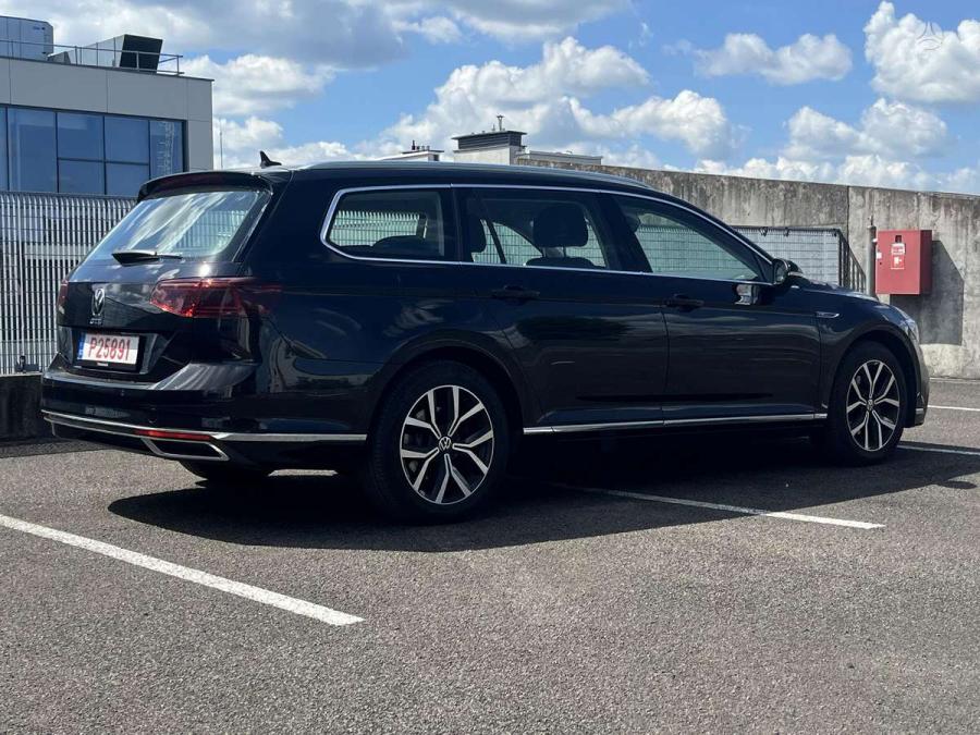 Black Volkswagen Passat 2021 in Vilnius, with an engine capacity of 1.40 L and mileage of 182 thousand km for 14907 €, photo 9 on AUTOMOTO.COM.LV