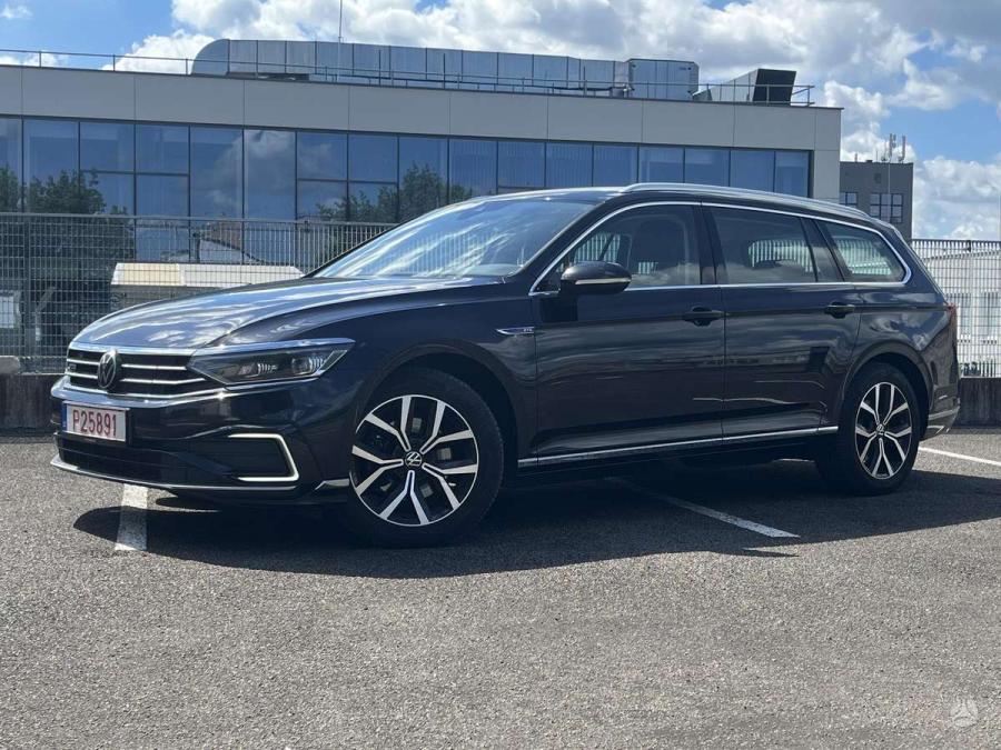 Black Volkswagen Passat 2021 in Vilnius, with an engine capacity of 1.40 L and mileage of 182 thousand km for 14907 €, photo 10 on AUTOMOTO.COM.LV