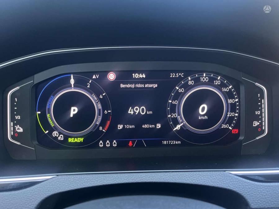 Black Volkswagen Passat 2021 in Vilnius, with an engine capacity of 1.40 L and mileage of 182 thousand km for 14907 €, photo 19 on AUTOMOTO.COM.LV
