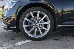 Black Volkswagen Passat 2021 in Vilnius, with an engine capacity of 1.40 L and mileage of 197 thousand km for 16250 €, photo 12 on AUTOMOTO.COM.LV