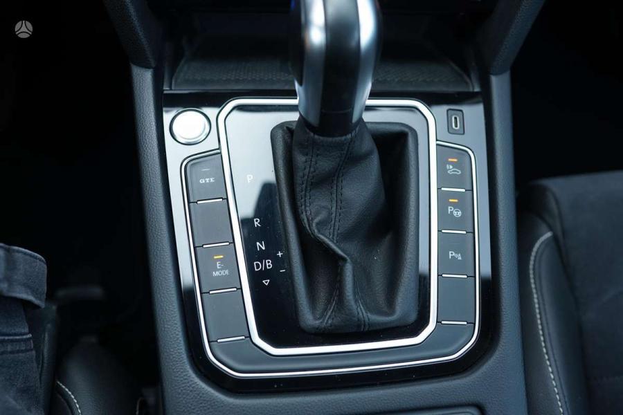 Black Volkswagen Passat 2021 in Vilnius, with an engine capacity of 1.40 L and mileage of 197 thousand km for 16250 €, photo 39 on AUTOMOTO.COM.LV