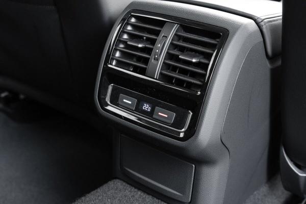 Black Volkswagen Passat 2021 in Riga, with an engine capacity of 2.00 L and mileage of 152 thousand km for 24500 €, photo 9 on AUTOMOTO.COM.LV