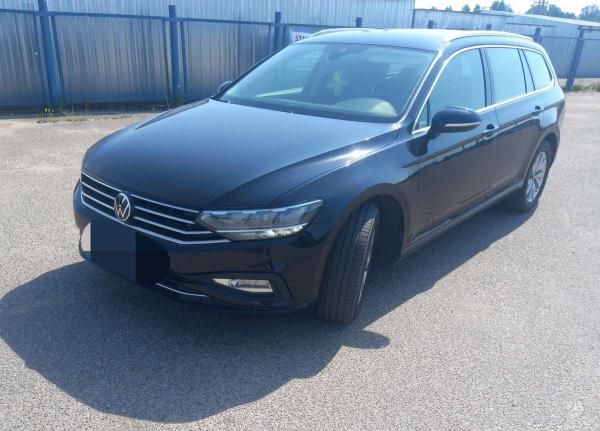 Black Volkswagen Passat 2021 in Panevezys, with an engine capacity of 2.00 L and mileage of 350 thousand km for 10285 €, photo 1 on AUTOMOTO.COM.LV