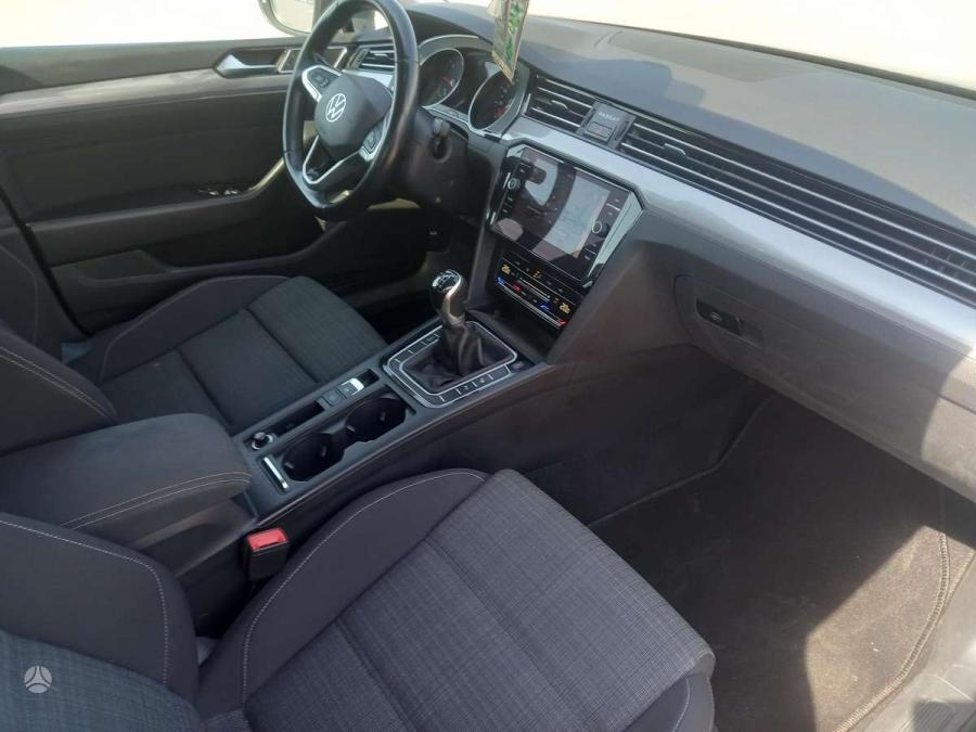 Black Volkswagen Passat 2021 in Panevezys, with an engine capacity of 2.00 L and mileage of 350 thousand km for 10285 €, photo 8 on AUTOMOTO.COM.LV