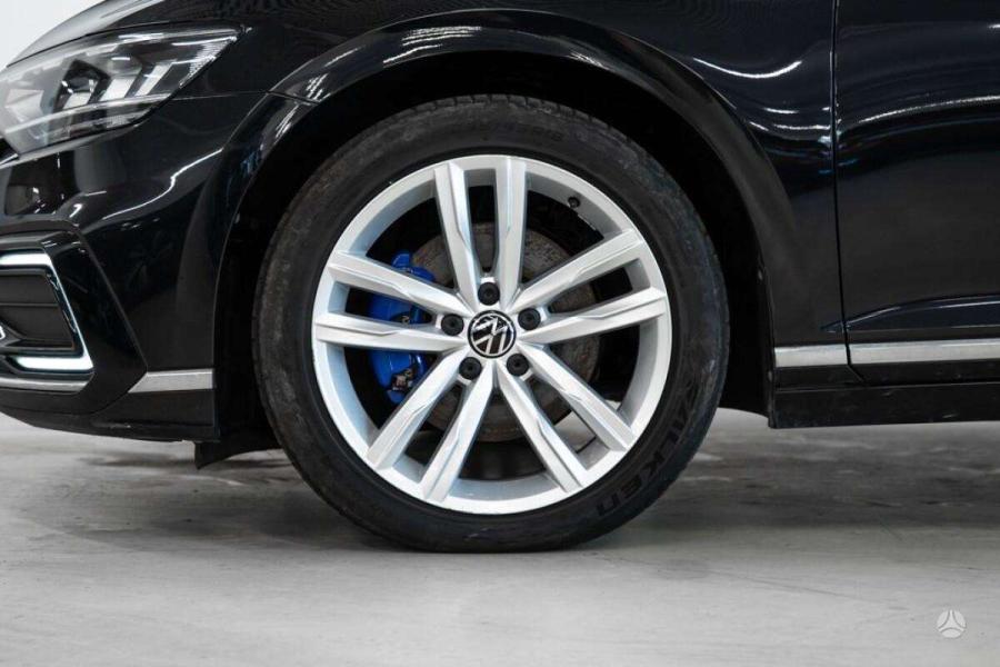 Melns Volkswagen Passat 2021 Viļņa, ar dzinēja tilpumu 1.40 L un nobraukumu 146 tūkst. km par 18100 €, foto 24 vietnē AUTOMOTO.COM.LV