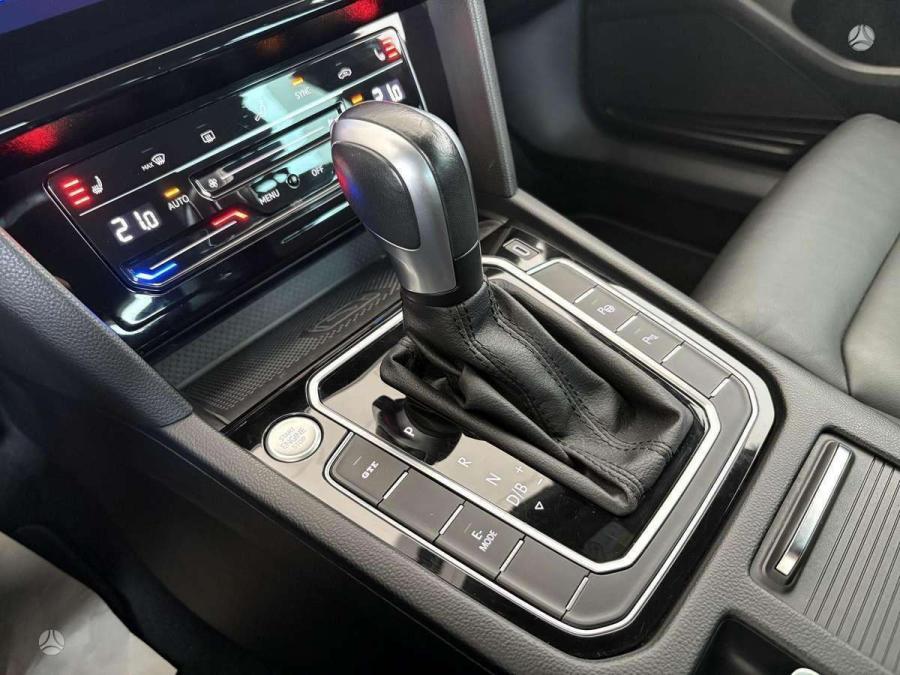 Black Volkswagen Passat 2021 in Vilnius, with an engine capacity of 1.40 L and mileage of 163 thousand km for 17700 €, photo 15 on AUTOMOTO.COM.LV