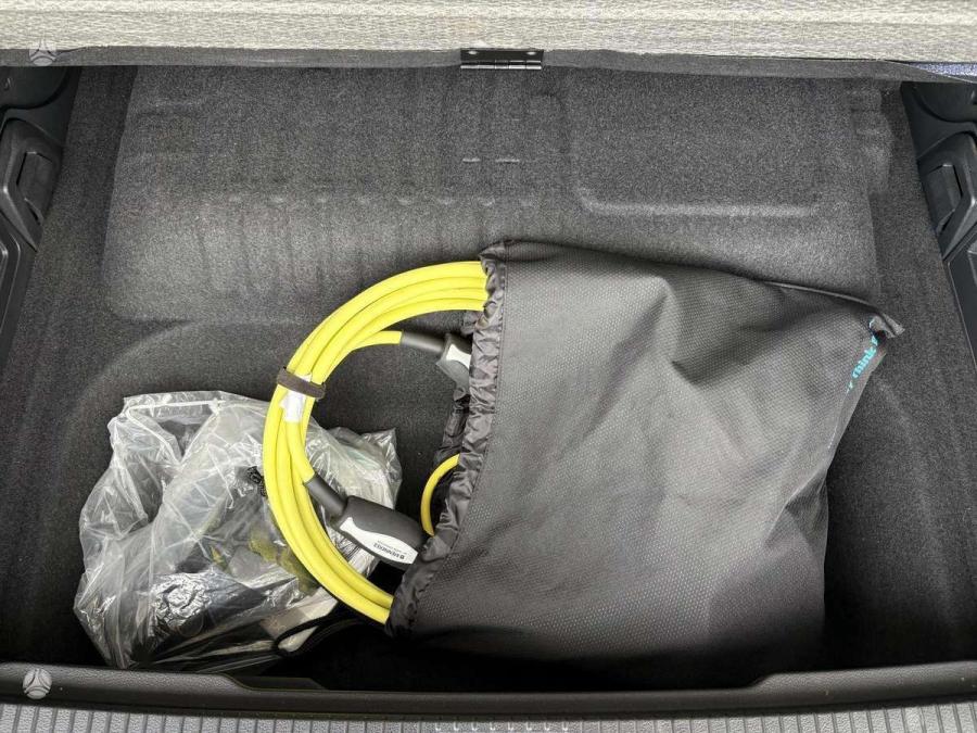 Black Volkswagen Passat 2021 in Vilnius, with an engine capacity of 1.40 L and mileage of 163 thousand km for 17700 €, photo 27 on AUTOMOTO.COM.LV
