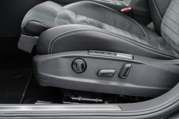 Black Volkswagen Passat 2022 in Riga, with an engine capacity of 2.00 L and mileage of 154 thousand km for 23450 €, photo 11 on AUTOMOTO.COM.LV