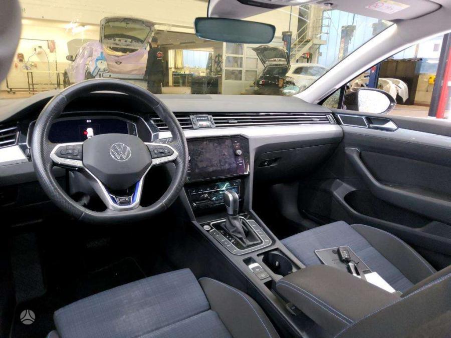 Black Volkswagen Passat 2022 in Vilnius, with an engine capacity of 1.40 L and mileage of 180 thousand km for 14999 €, photo 9 on AUTOMOTO.COM.LV
