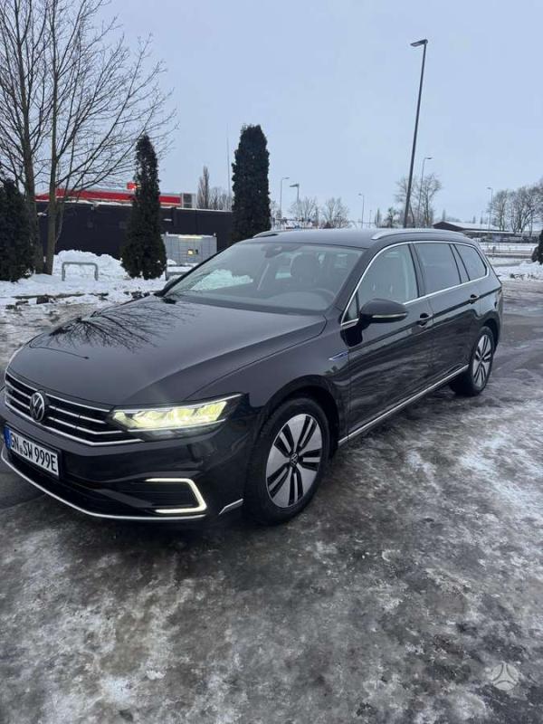 Black Volkswagen Passat 2022 in Klaipeda, with an engine capacity of 1.40 L and mileage of 170 thousand km for 16350 €, photo 1 on AUTOMOTO.COM.LV