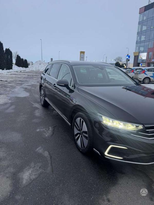 Black Volkswagen Passat 2022 in Klaipeda, with an engine capacity of 1.40 L and mileage of 170 thousand km for 16350 €, photo 3 on AUTOMOTO.COM.LV